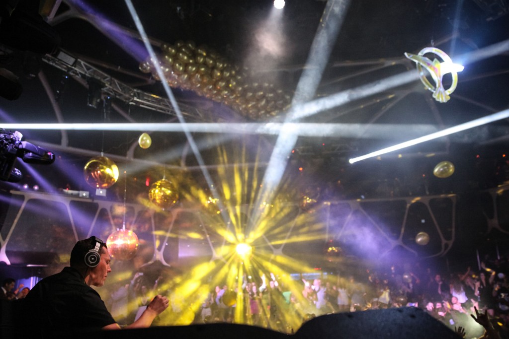 Tiesto celebrates two gold-certified singles at Hakkasan Gold Party ...